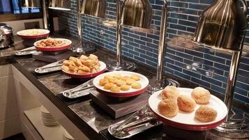 Café da manhã com buffet grátis todos os dias