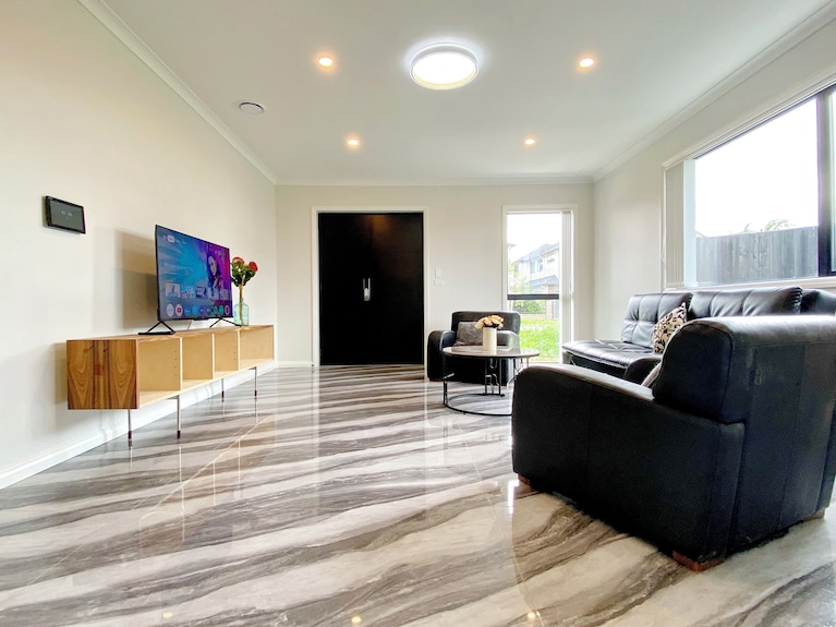 Castlebane New Home 350sqm, 7acs, Large Deck, View - Auckland