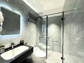 Quarto Duplo Deluxe | Casa de banho | Um polibã, artigos de higiene pessoal grátis, um secador de cabelo