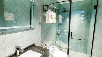 Quarto Duplo Deluxe, 1 cama king-size, no edifício anexo | Casa de banho | Um polibã, artigos de higiene pessoal grátis, um secador de cabelo