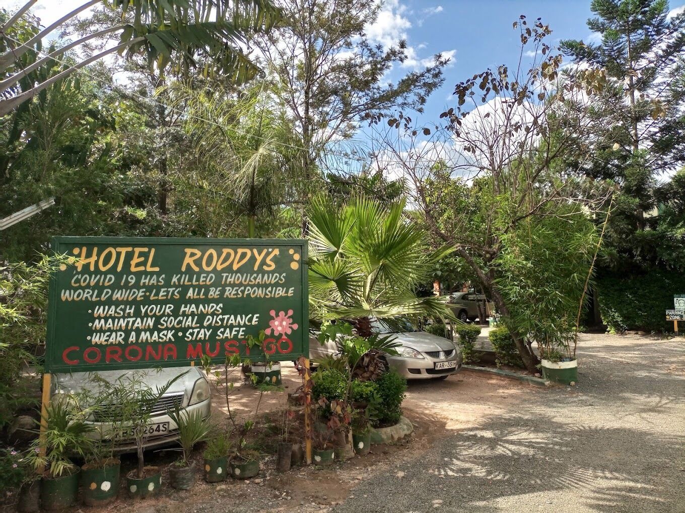 Placa do Hotel Roddys com orientações de segurança para COVID-19.