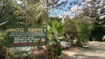 Placa do Hotel Roddys com orientações de segurança para COVID-19.