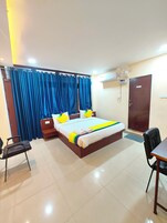 Quarto casal superior, várias camas, ar-condicionado | Roupas de cama antialérgicas, cofres nos quartos, quartos à prova de som