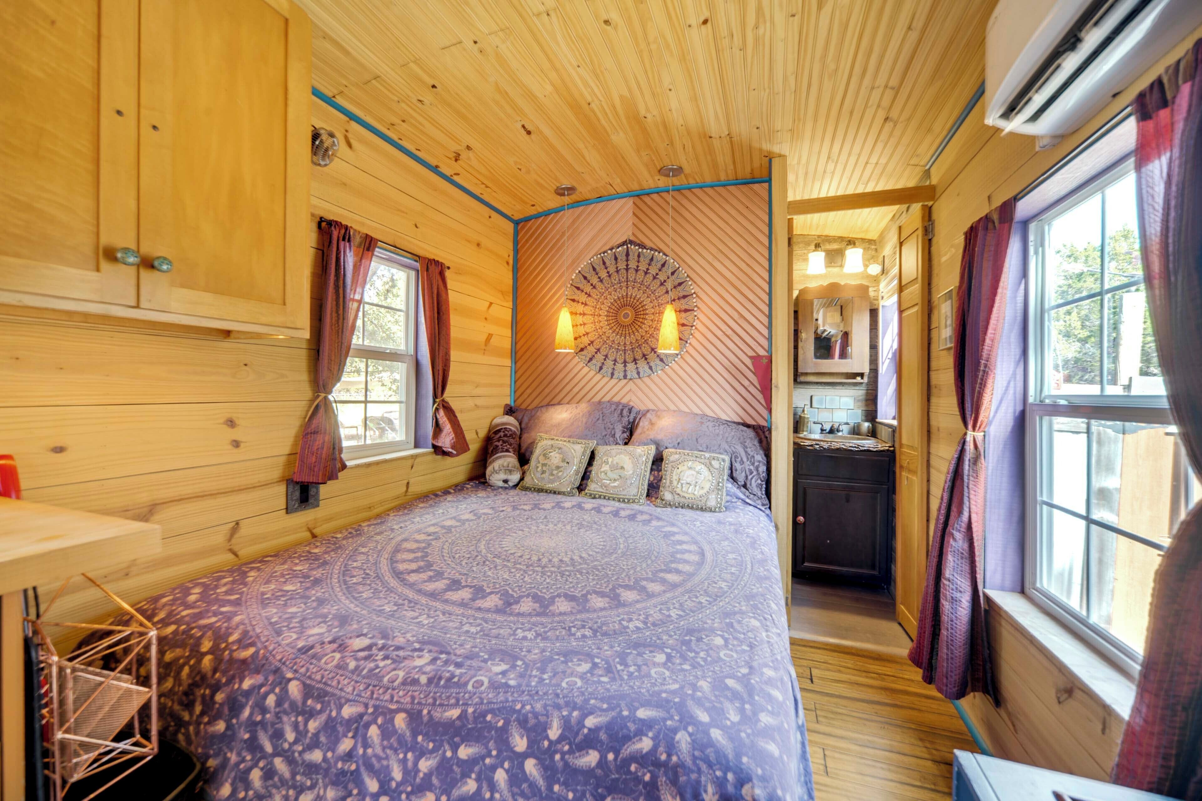 Walk To Lake Travis: Austin Tiny Home W/ Hot Tub! - Lakeway, TX