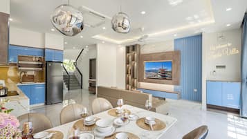 Vila premium | Escrivaninha, Wi-Fi de cortesia, roupa de cama