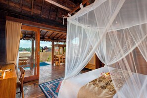 Villa, 1 quarto, piscina privativa | Secretária, secretária adequada para computadores portáteis 