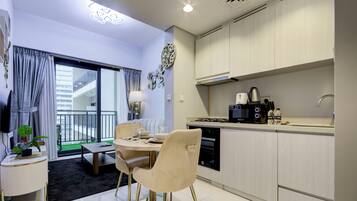 Apartamento Deluxe, varanda, Vista para a cidade | Refeições no quarto