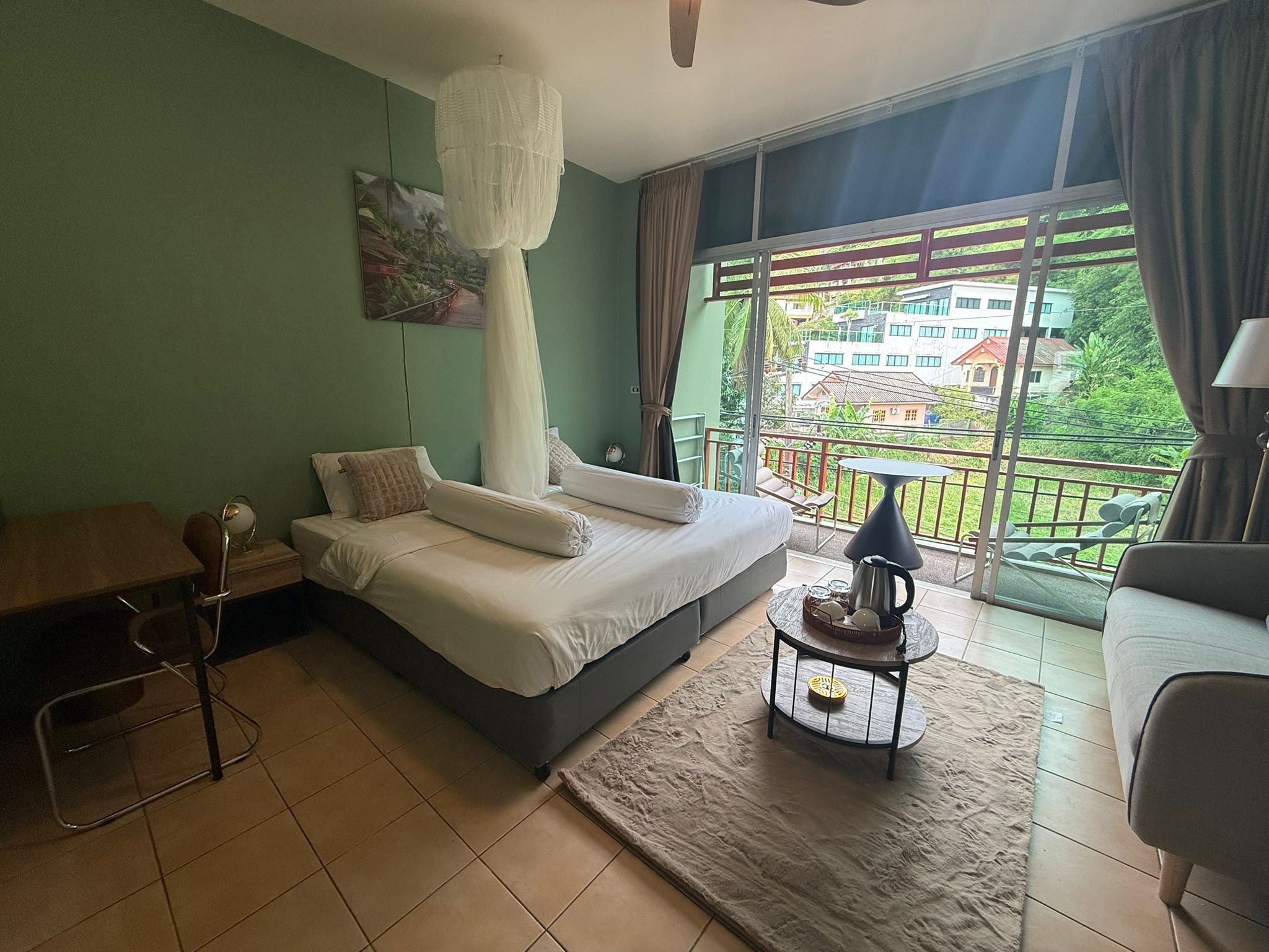 Quarto casal luxo, sacada, vista para o jardim | Cortinas blackout, ferros/tábuas de passar roupa, Wi-Fi de cortesia