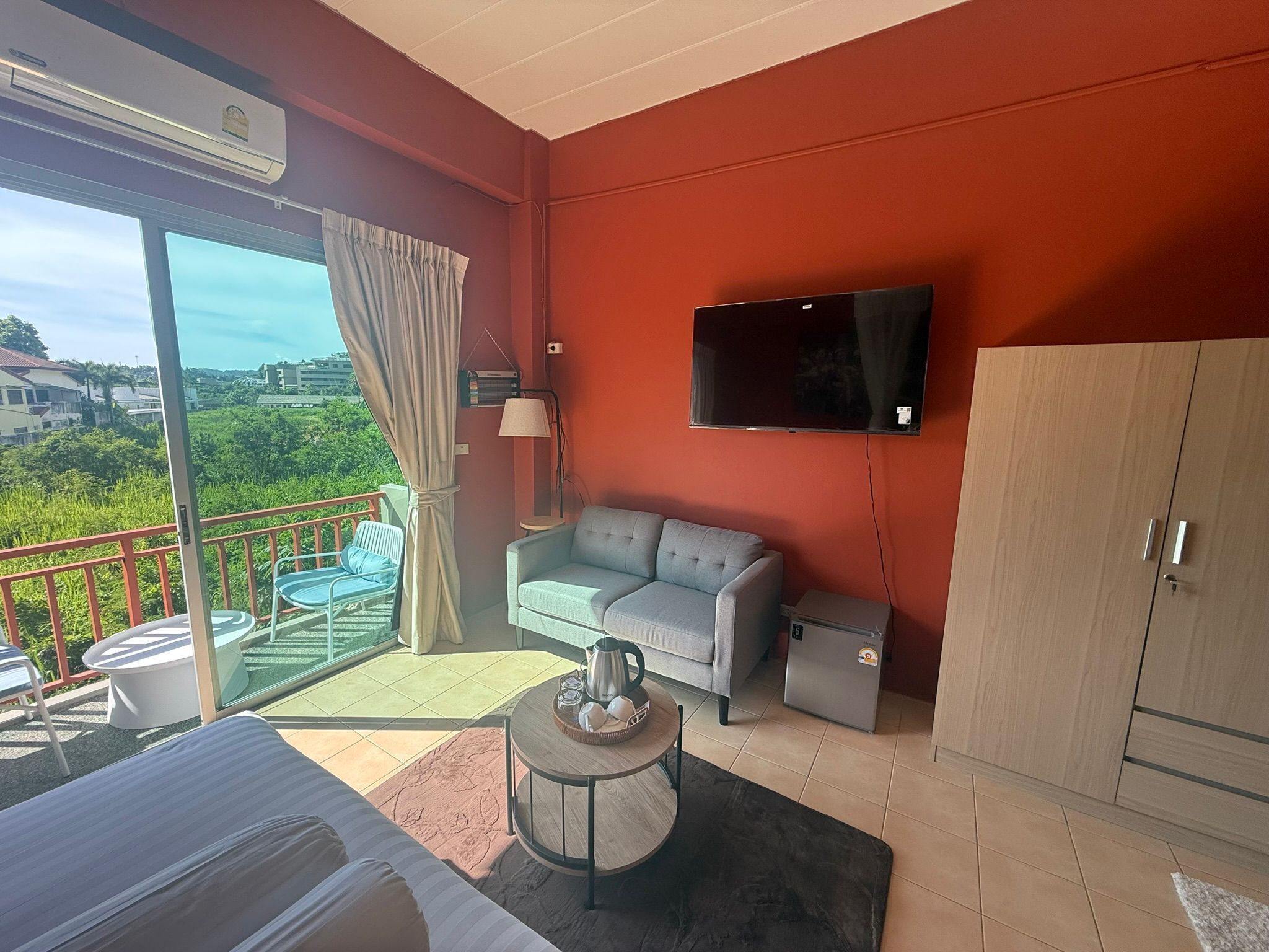 Quarto casal luxo, sacada | Cortinas blackout, ferros/tábuas de passar roupa, Wi-Fi de cortesia