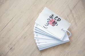 Um baralho de cartas com caracteres japoneses sobre uma superfície de madeira.