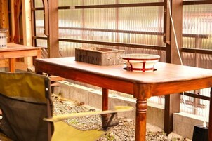 Uma mesa de madeira rústica com uma cesta e um abajur.