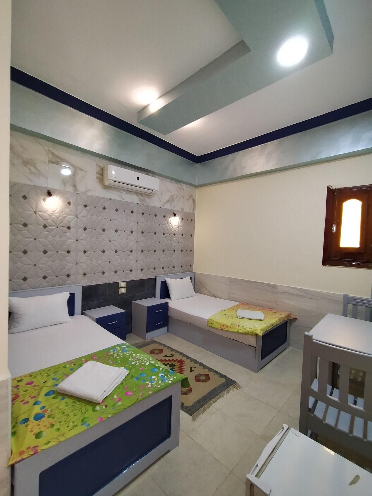 Quarto com duas camas, armário embutido e ar condicionado.