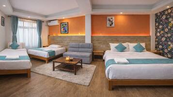 Quarto Triplo Deluxe | Secretária, secretária adequada para computadores portáteis