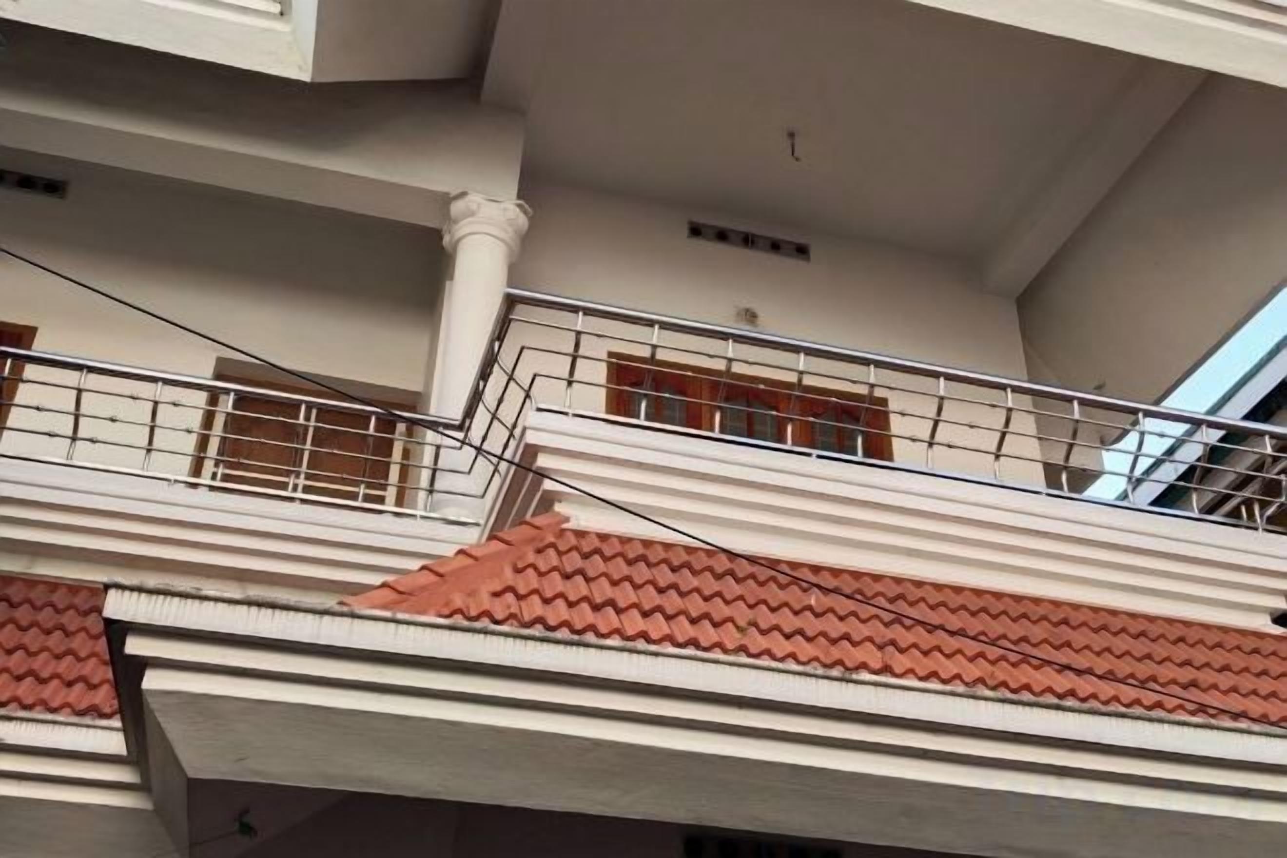 Um edifício com várias andares, varandas e telhado telhado.