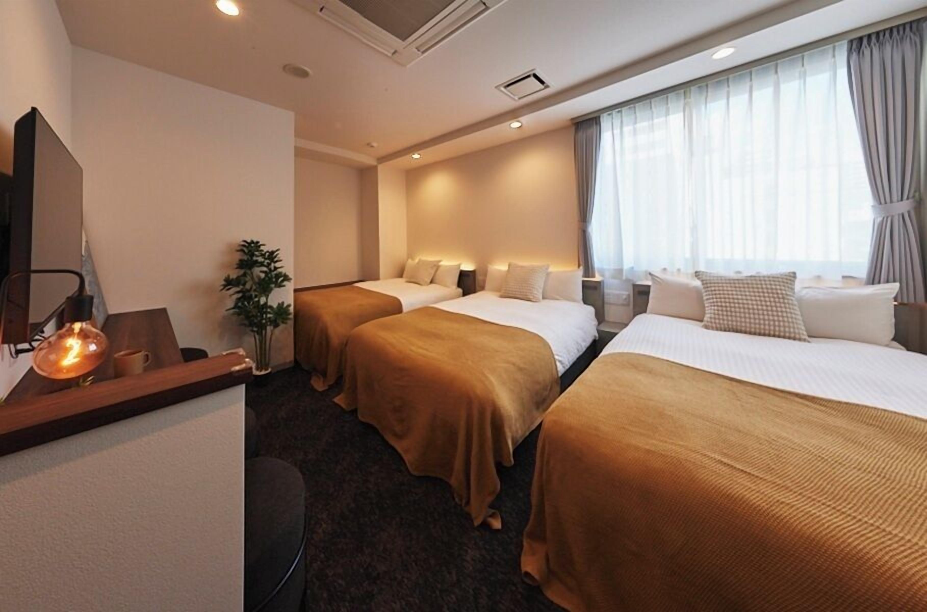 Quarto Triplo Comfort | Secretária, cortinas/cortinados opacos, Wi-fi grátis 