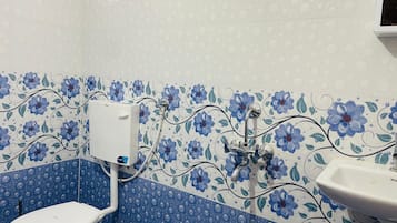 Quarto Duplo Deluxe, Vista para a cidade | Casa de banho | Um polibã, artigos de higiene pessoal grátis, um secador de cabelo