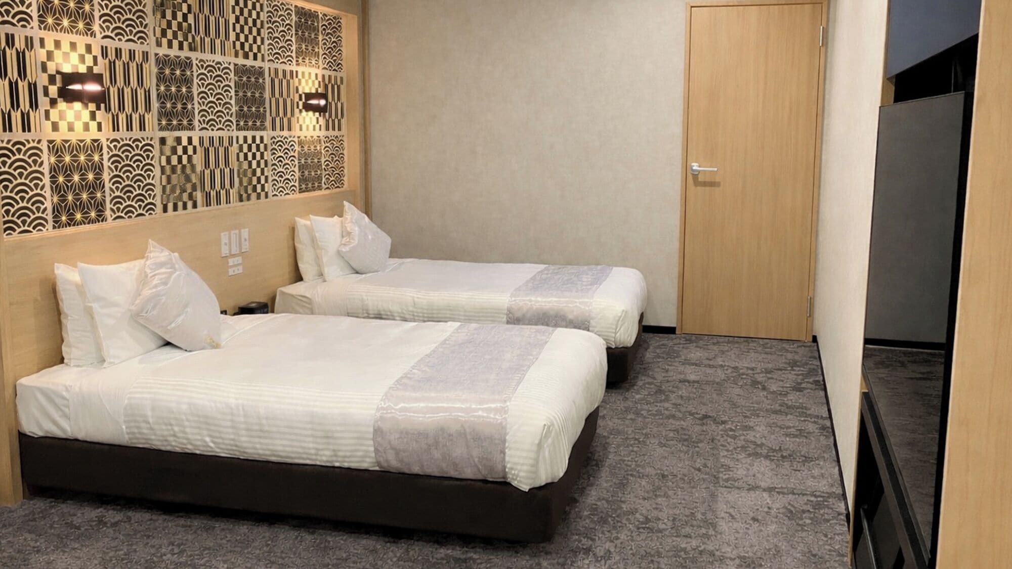 Quarto duplo, para não fumantes, no canto (Residential Corner Twin Room) | Escrivaninha, Wi-Fi de cortesia