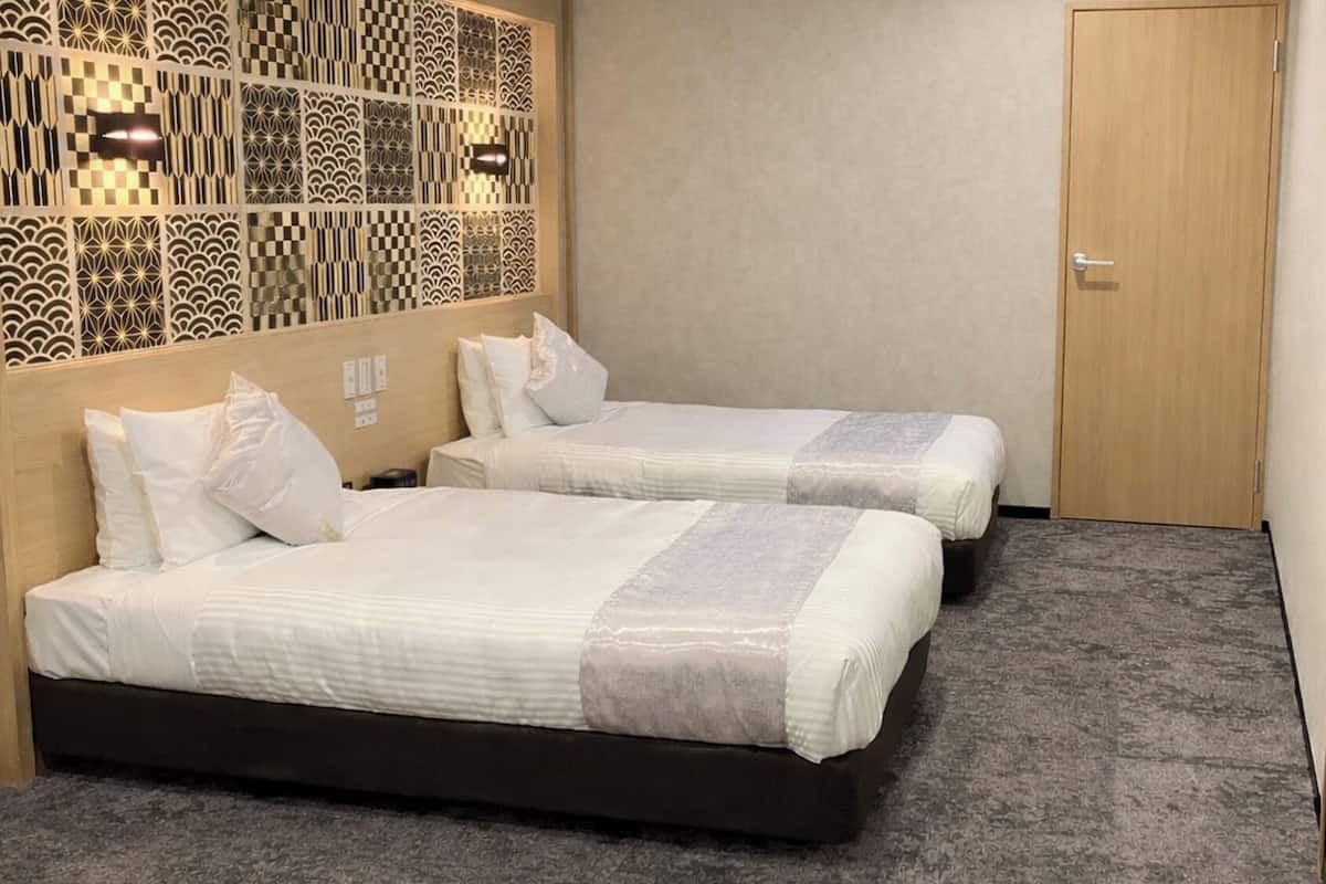 Quarto duplo, para não fumantes, no canto (Residential Corner Twin Room) | Escrivaninha, Wi-Fi de cortesia