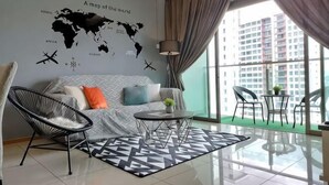 Uma sala de estar moderna com um mapa-múndi, um sofá, cadeiras, uma mesa de centro e vista para um horizonte urbano através de grandes janelas.