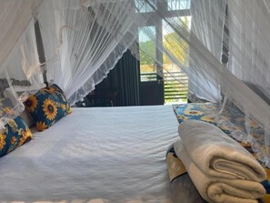 Quarto Duplo Deluxe, varanda, vista para o jardim | Cofre com capacidade para portátil, secretária