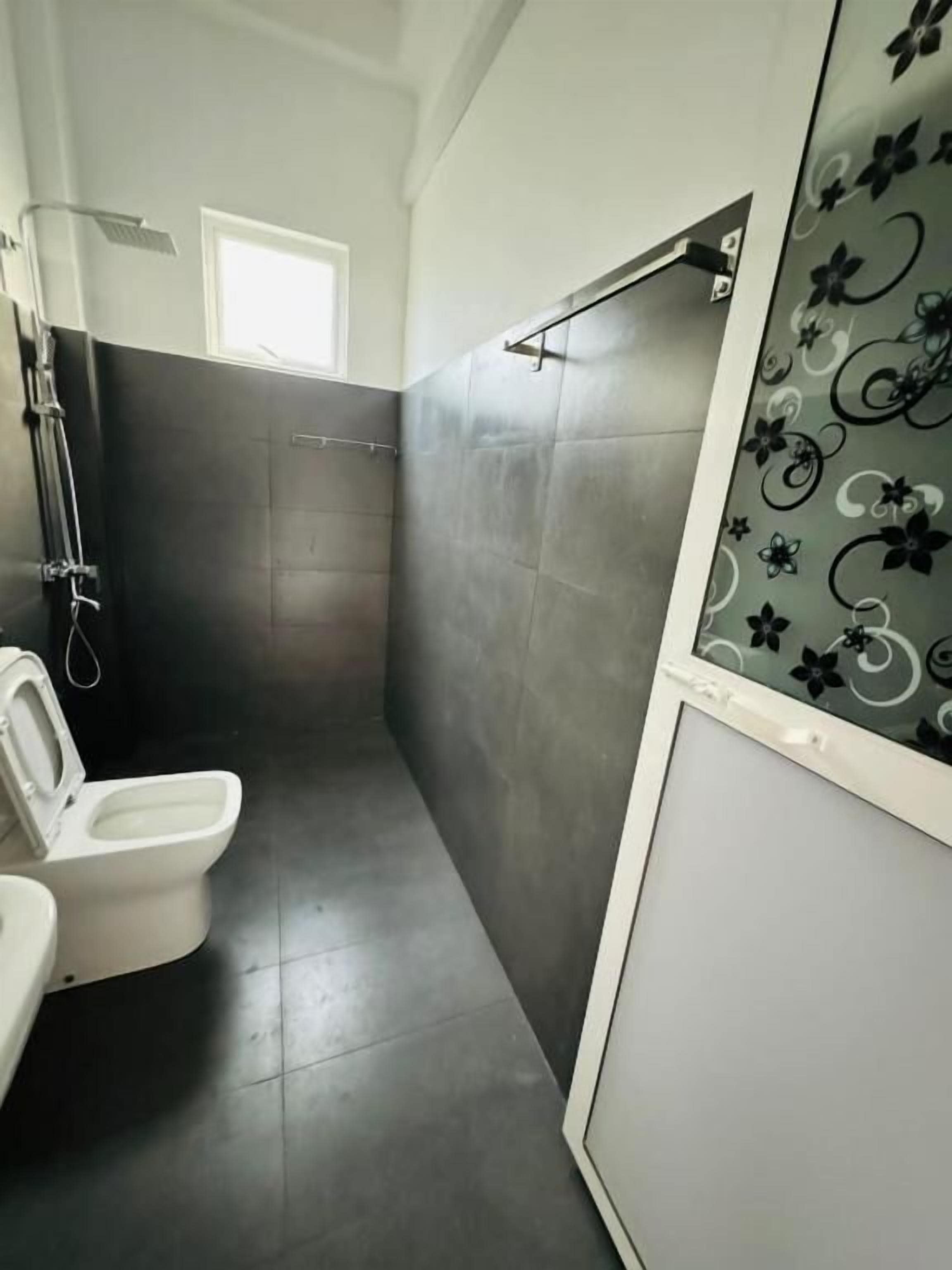 Quarto Duplo Deluxe, varanda, vista para o jardim | Casa de banho | Um polibã, artigos de higiene pessoal grátis, um secador de cabelo 