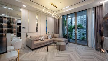 Apartamento Superior, 2 quartos, varanda, Vista para a cidade | Roupa hipoalergénica, minibar, com decoração personalizada