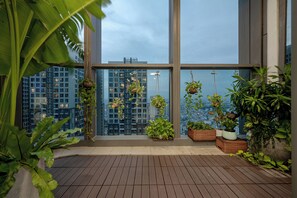 Apartamento superior, 2 quartos, sacada, vista para a cidade | Vista do quarto