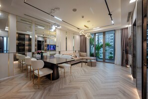 Apartamento superior, 2 quartos, sacada, vista para a cidade | Roupas de cama antialérgicas, frigobar, individualmente decorados