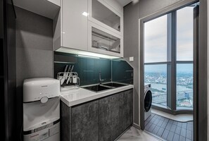 Apartamento superior, 2 quartos, sacada, vista para a cidade | Roupas de cama antialérgicas, frigobar, individualmente decorados