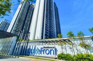 Um moderno edifício alto com uma placa visível que diz 'LakeFront Residence'.