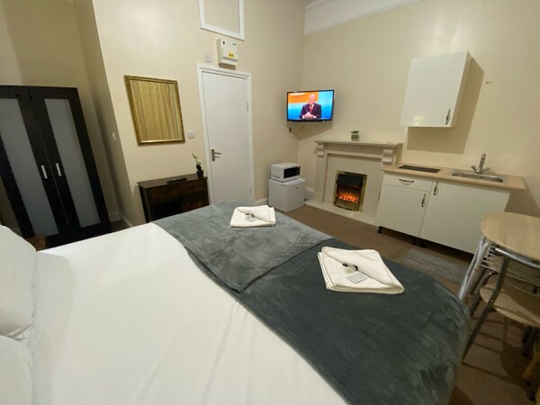 Ground-floor Super King Or Twin Studio Apartment With Free Private Parking - Portsmouth