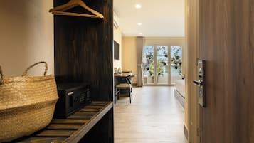 Quarto casal superior, sacada, vista para a cidade | Cofres nos quartos, escrivaninha, espaço de trabalho para notebook
