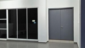 Quarto com uma grande porta de vidro deslizante e uma porta cinza sólida.