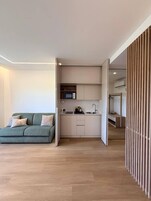 Apartamento, vista para o mar | Cozinha privada | Máquina de café expresso, geladeira grande, chaleira elétrica, freezer