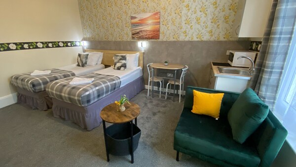 Spacious First-floor Super King Or Twin Studio Apartment With Free Parking - Isle of Wight