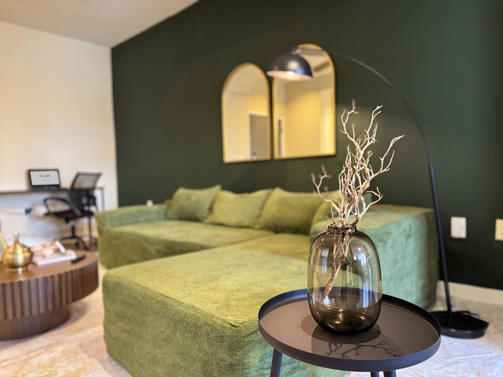 Luxe Deco Haven Pool Gym Parking Close To Disneyland - Santa Ana, CA