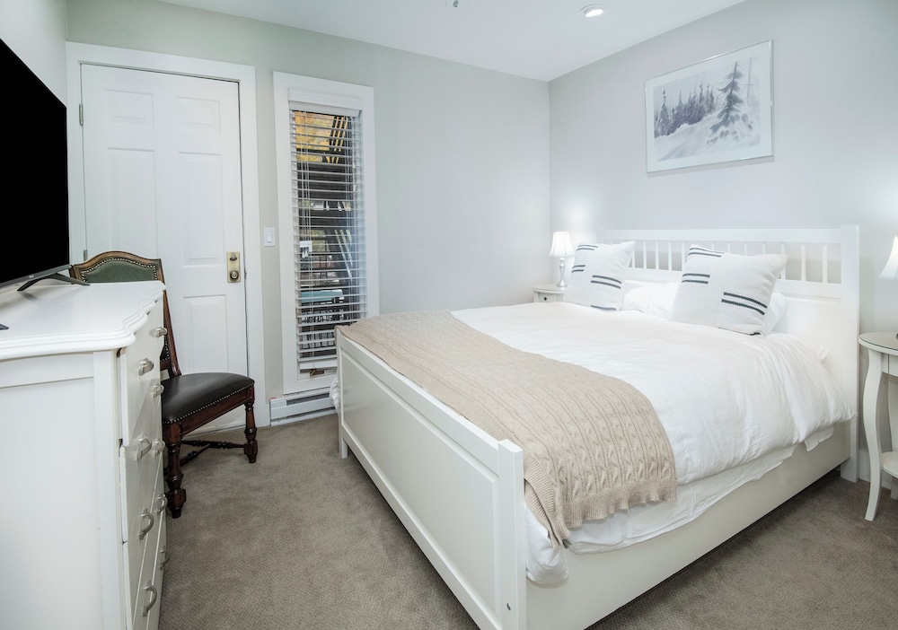 Modern Vail Condo, steps to Free Shuttle | SF202 - Vail | Vrbo