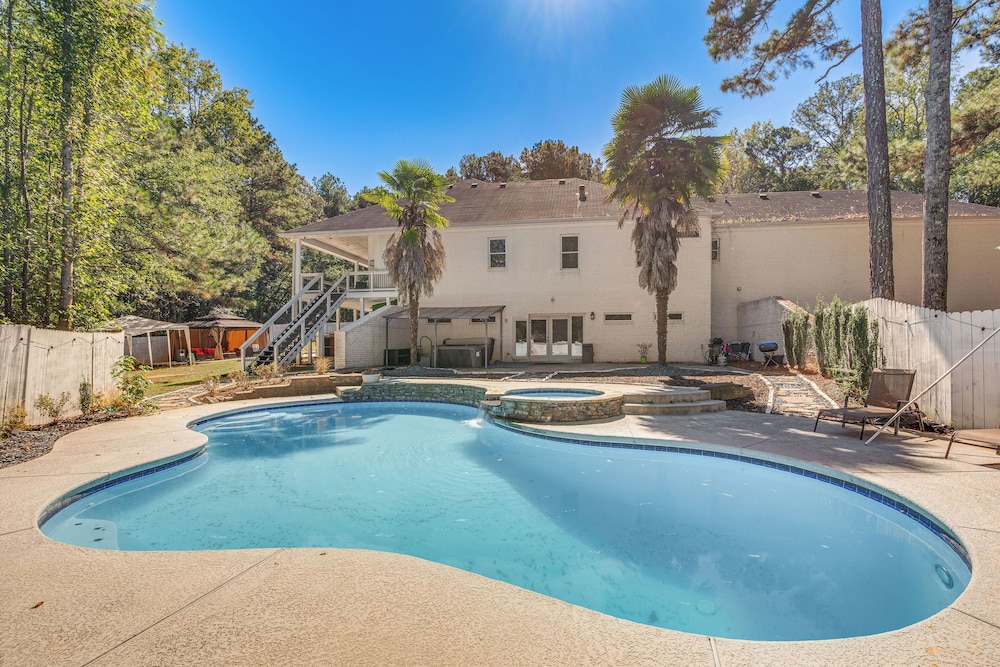 Theater Room + Gazebo: Luxury Retreat In Ellenwood - ジョージア州