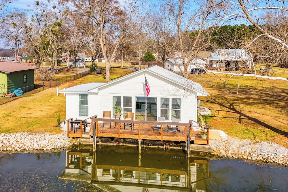 Cozy Cottage On Main Channel Of Lay Lake - Alabama