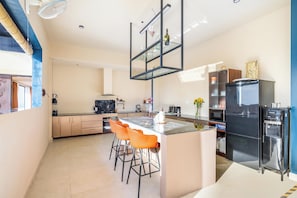 Vila luxo, 5 quartos, piscina particular, vista para o oceano | Cozinha privada | Geladeira, fogão, cooktop, máquina de café expresso