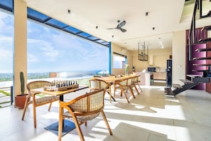 Vila luxo, 5 quartos, piscina particular, vista para o oceano | Área de estar | Console de videogame