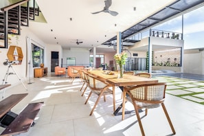 Vila luxo, 5 quartos, piscina particular, vista para o oceano | Opções para refeição no quarto