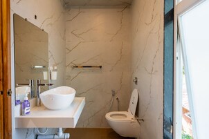 Estúdio | Banheiro | Chuveiro, produtos de toalete grátis, toalhas de banho, sabonete