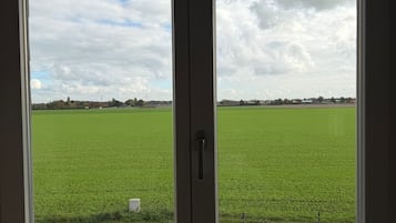 Quarto casal ou duplo família, sacada, vista para o jardim | Escrivaninha, espaço de trabalho para notebook, Wi-Fi de cortesia