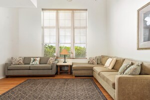 Apartamento em Condomínio Fechado, 2 quartos | Sala de estar | Smart TV