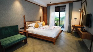 Quarto Standard, 1 cama king-size, vista para o jardim | Secretária adequada para computadores portáteis, ferro/tábua de engomar