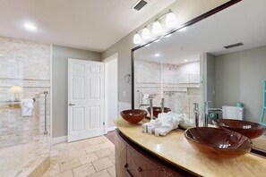 Apartamento em Condomínio Fechado, várias camas (Sterling Reef 501) | Casa de banho | Artigos de higiene pessoal grátis, um secador de cabelo 