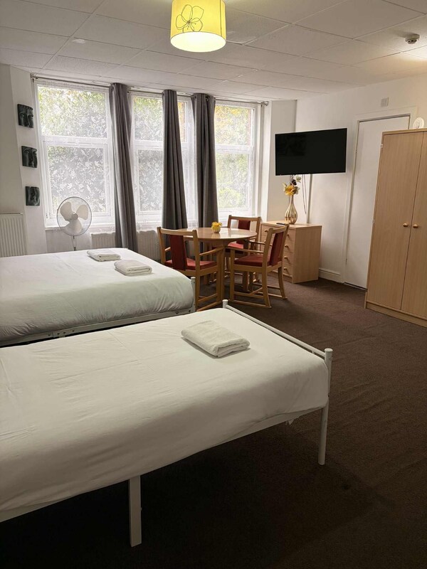 Ground-floor Family Studio Apartment With Double And Single Beds – Free Parking - Portsmouth