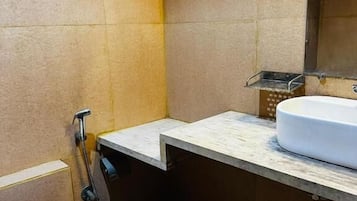 Chuveiro, produtos de toalete grátis, toalhas de banho, sabonete