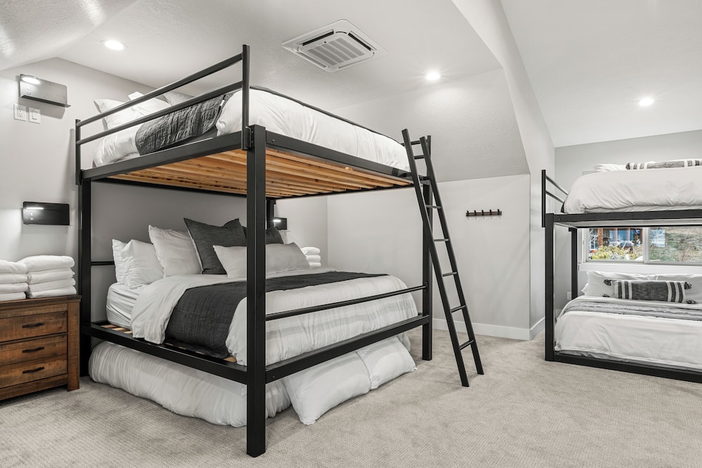 Smokey Bear Lodge - Private Pool, Sports Court, Theater (Sleeps 42 ...